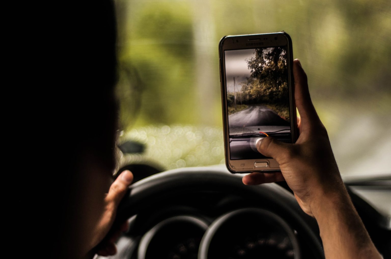 Smartphone au volant : ce que vous pouvez et ne pouvez pas faire ...